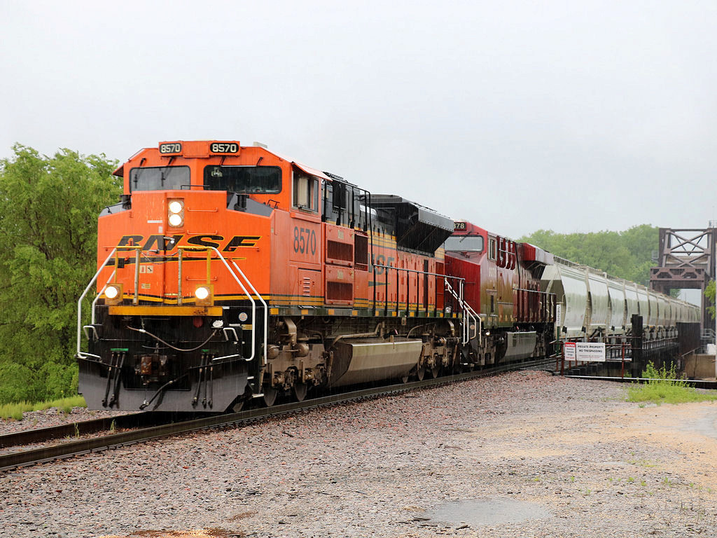 BNSF 8570
